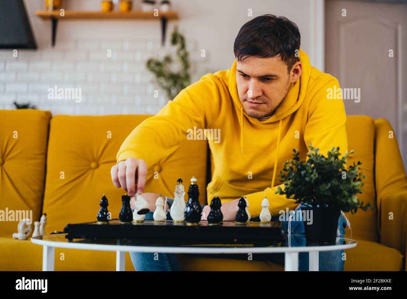 Man sit chess hi-res stock photography and images - Alamy