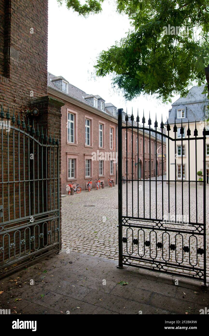 Altstadt dusseldorf hi-res stock photography and images - Alamy