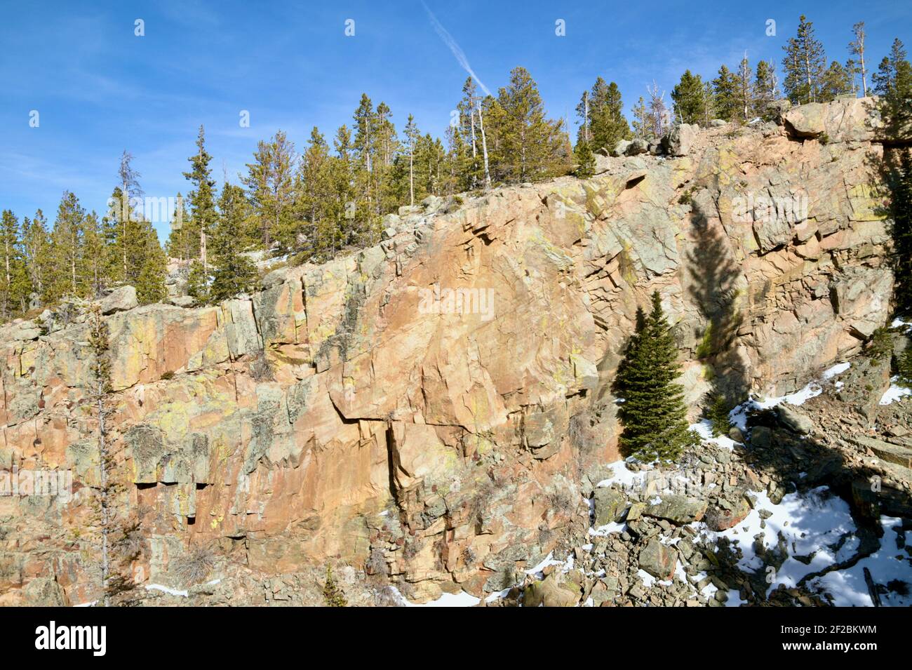 Snow topped rocks hi-res stock photography and images - Alamy