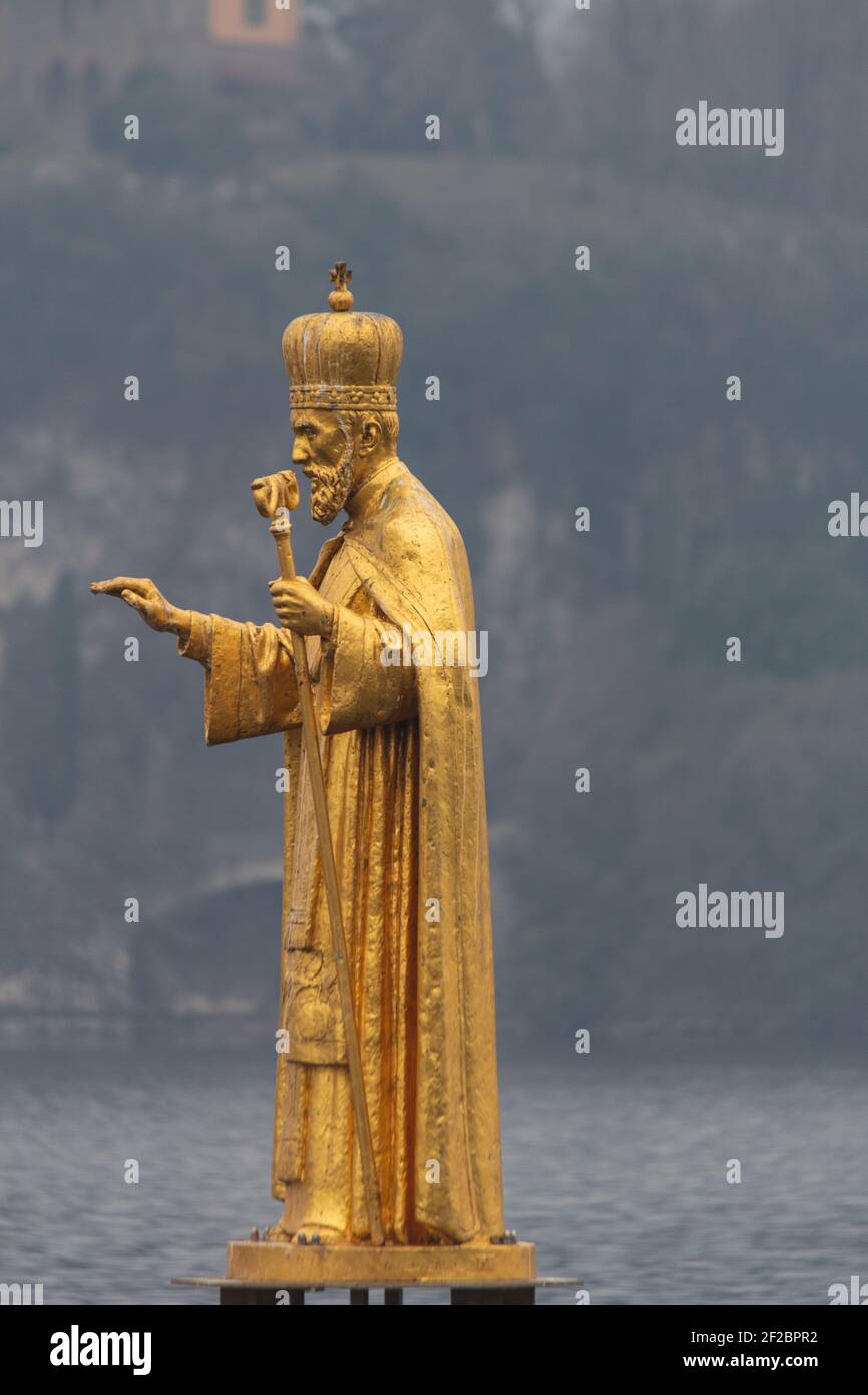 Lago di como montagne hi-res stock photography and images - Alamy