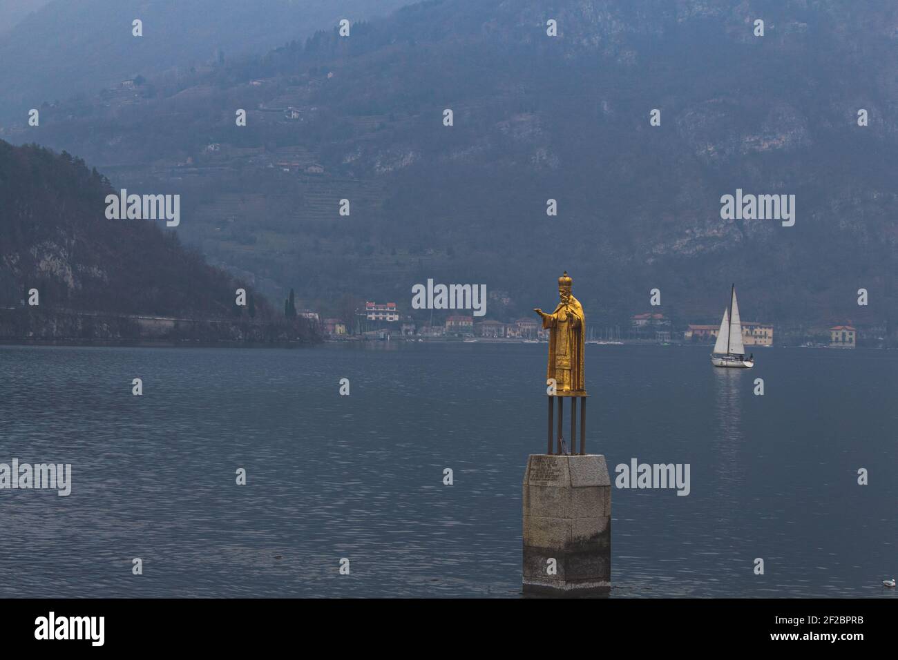Lago di como montagne hi-res stock photography and images - Alamy