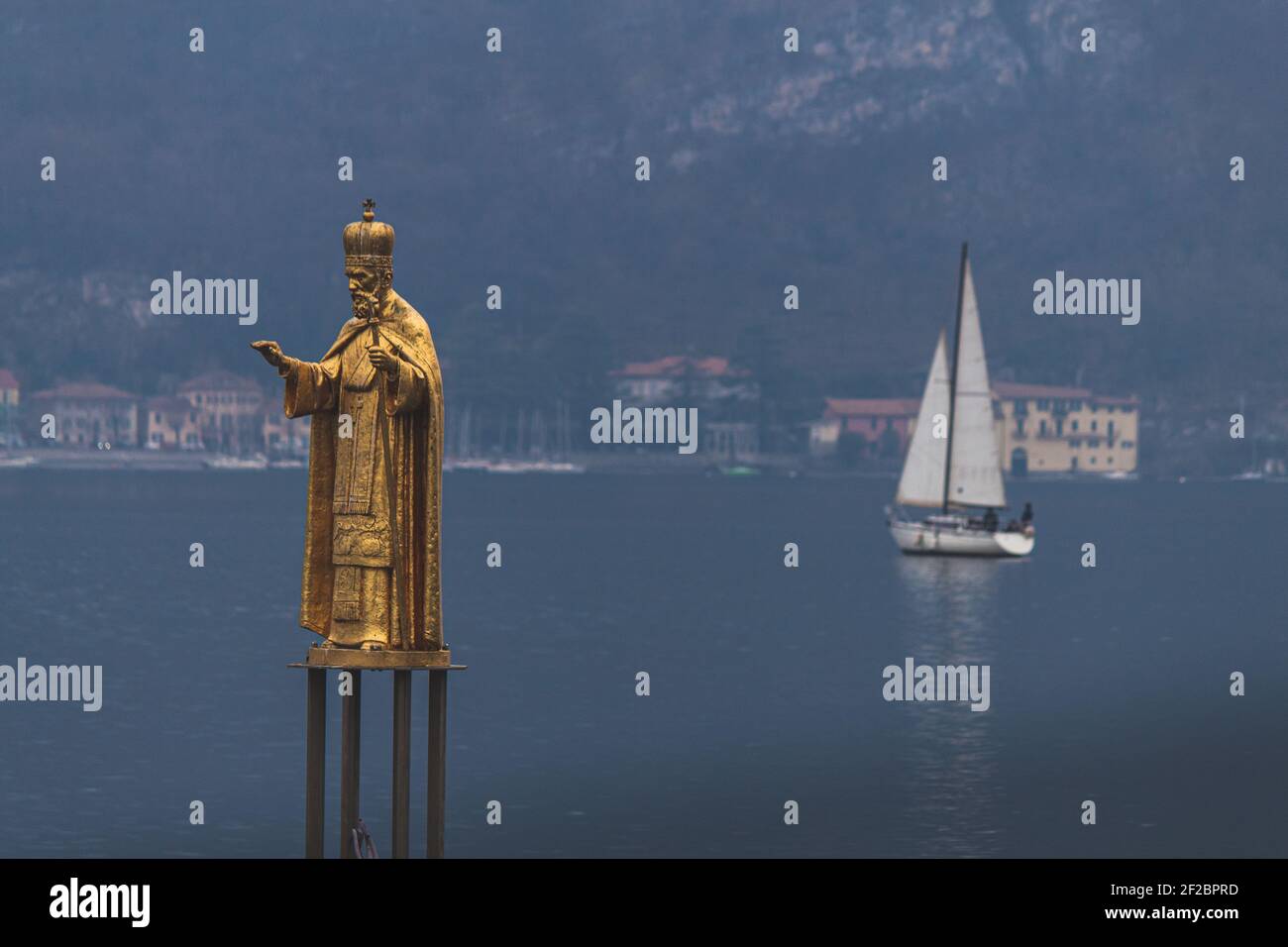 Lago di como montagne hi-res stock photography and images - Alamy