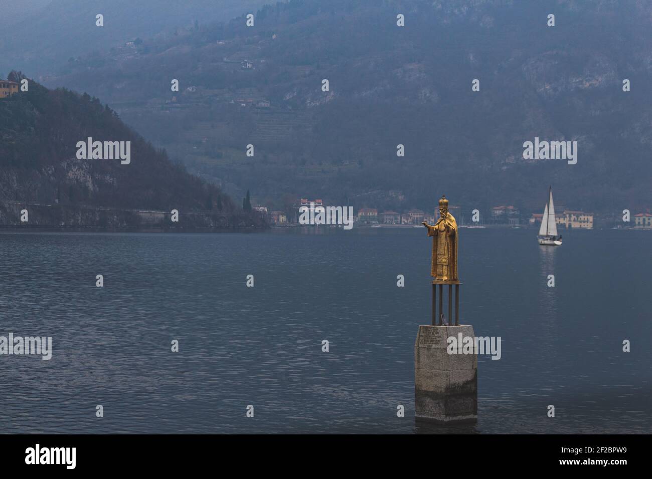 Lago di como montagne hi-res stock photography and images - Alamy