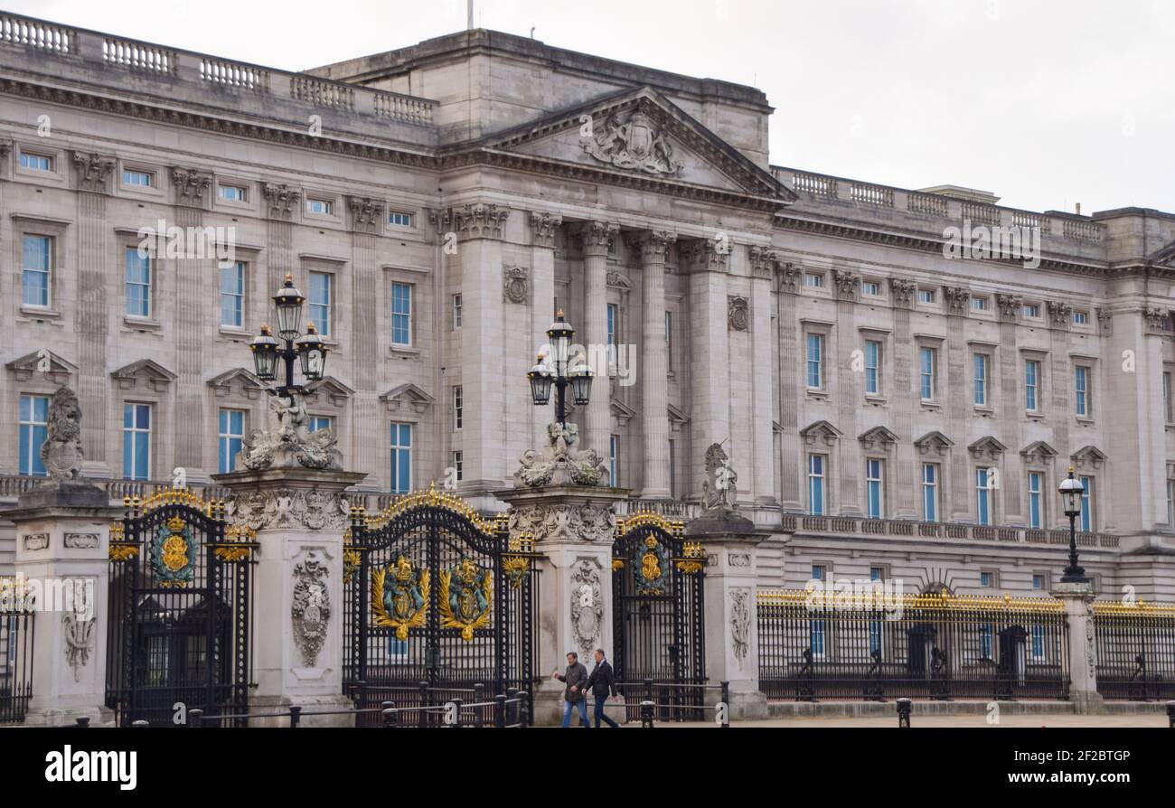 Exterior of buckingham palace hi-res stock photography and images - Alamy