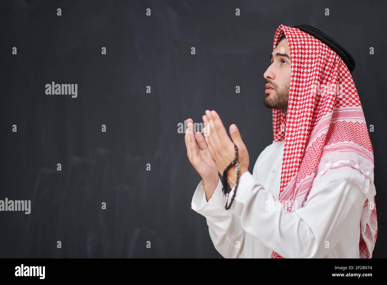 Arab man in traditional clothes praying to God or making dua Stock ...