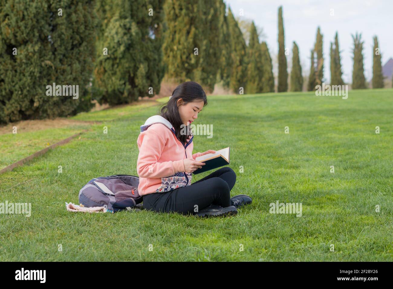 Readin on grass hi-res stock photography and images - Alamy