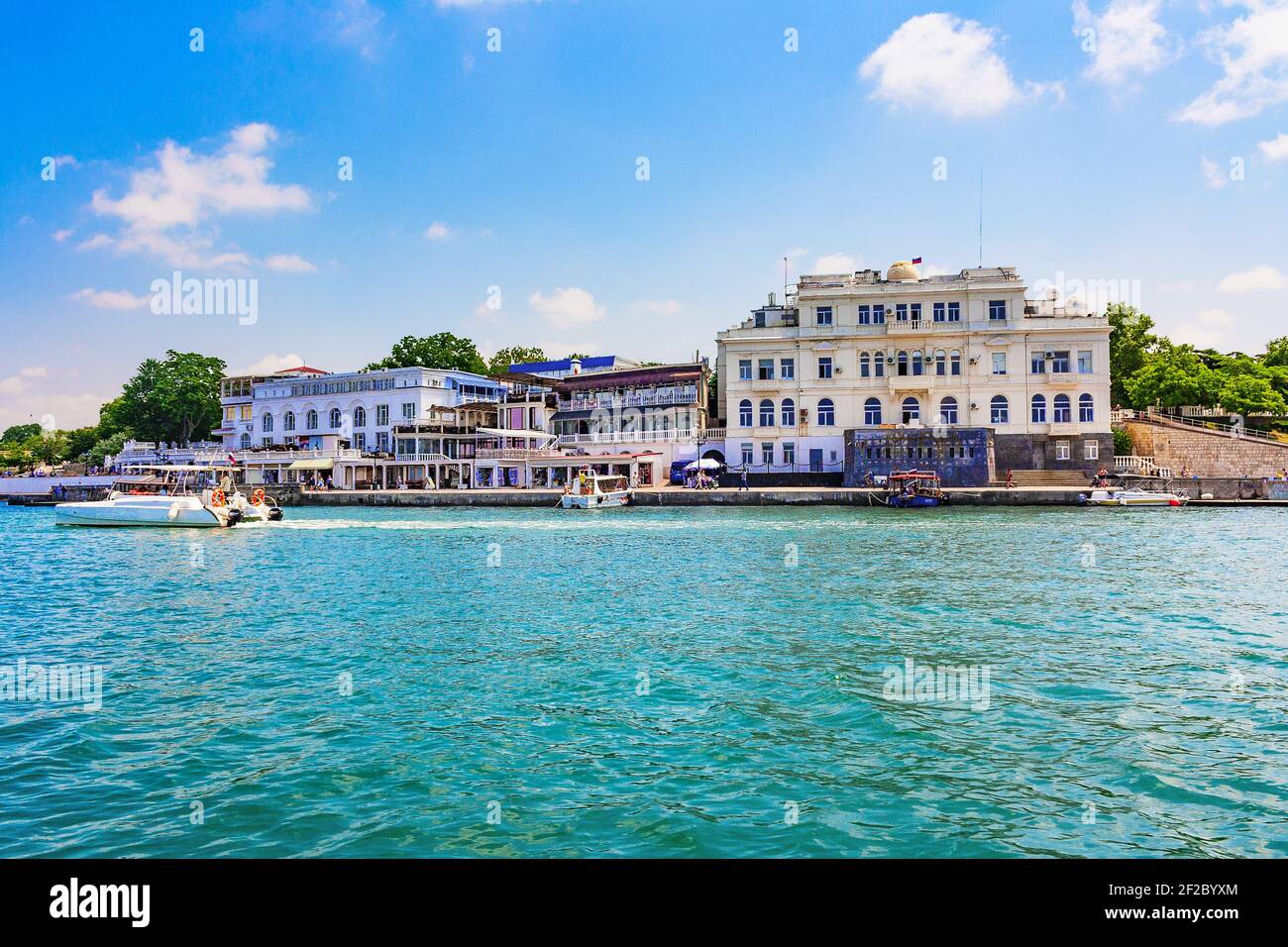City appearance and boat hi-res stock photography and images - Alamy