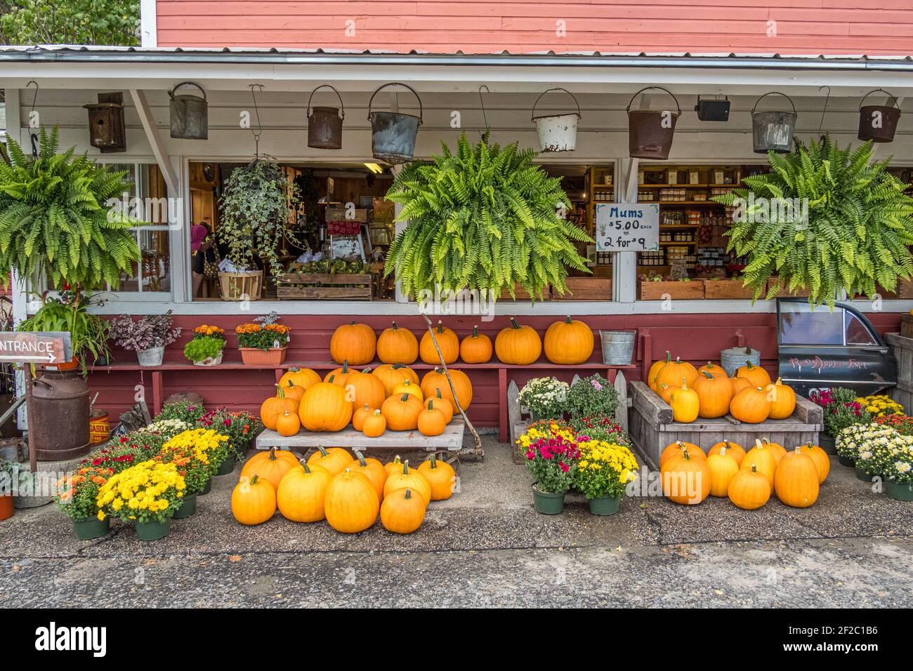 Red Apple Farm's farm stand in Phillipston, Massachusetts Stock Photo ...