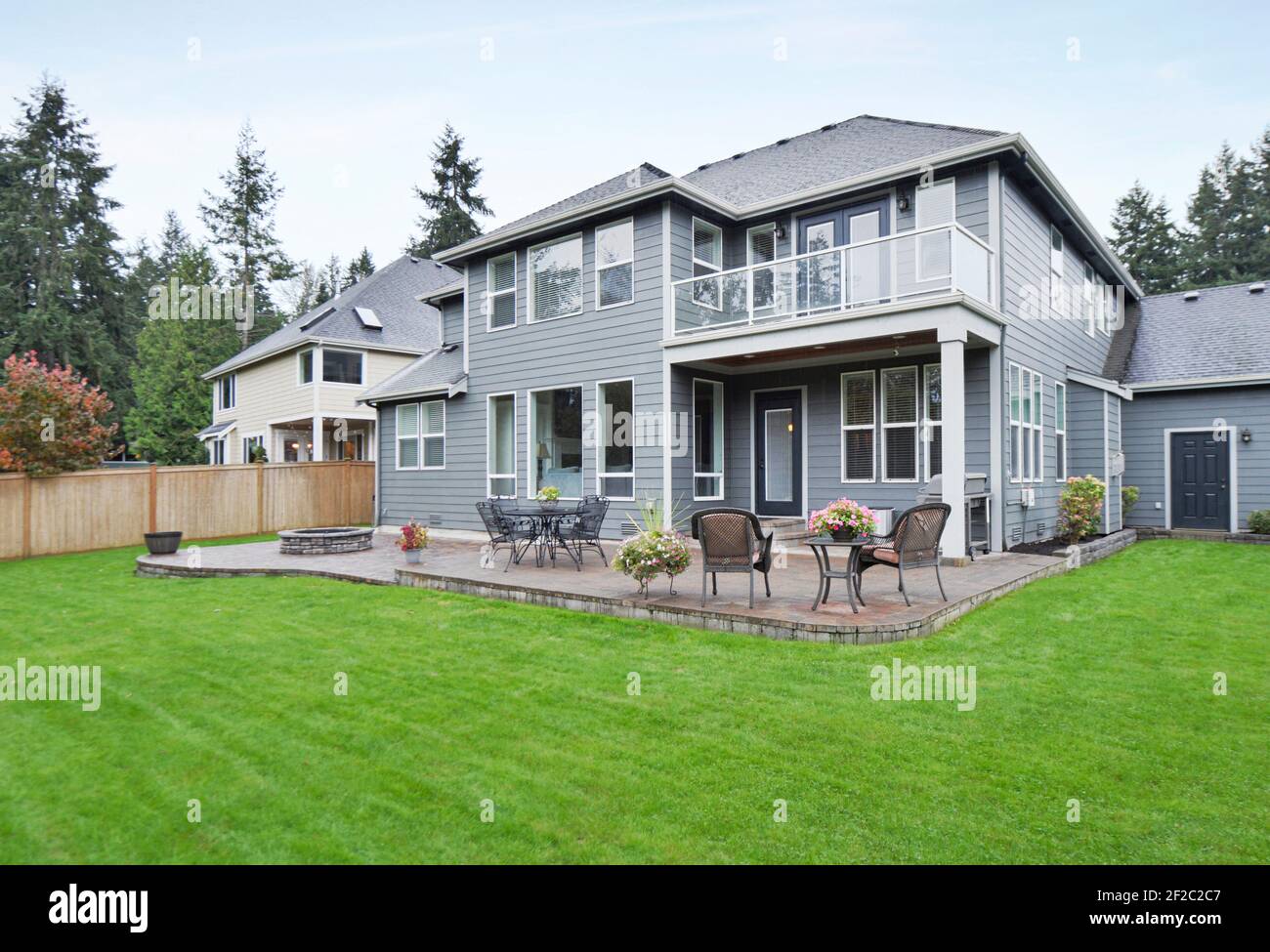 Modern residential backyard exterior Stock Photo - Alamy