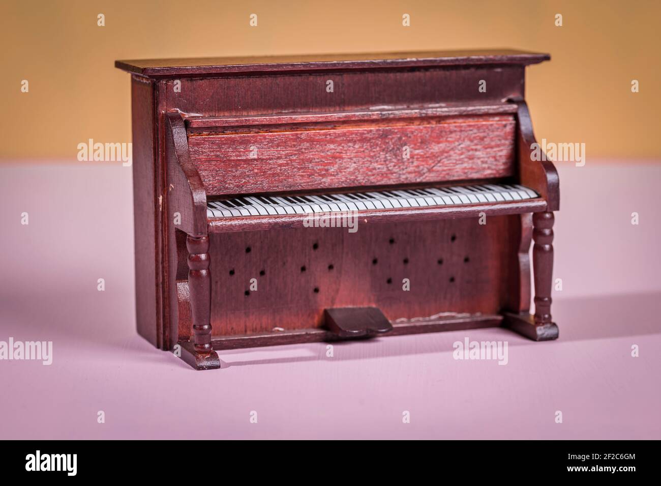 Old classic wood piano vintage hi-res stock photography and images - Alamy