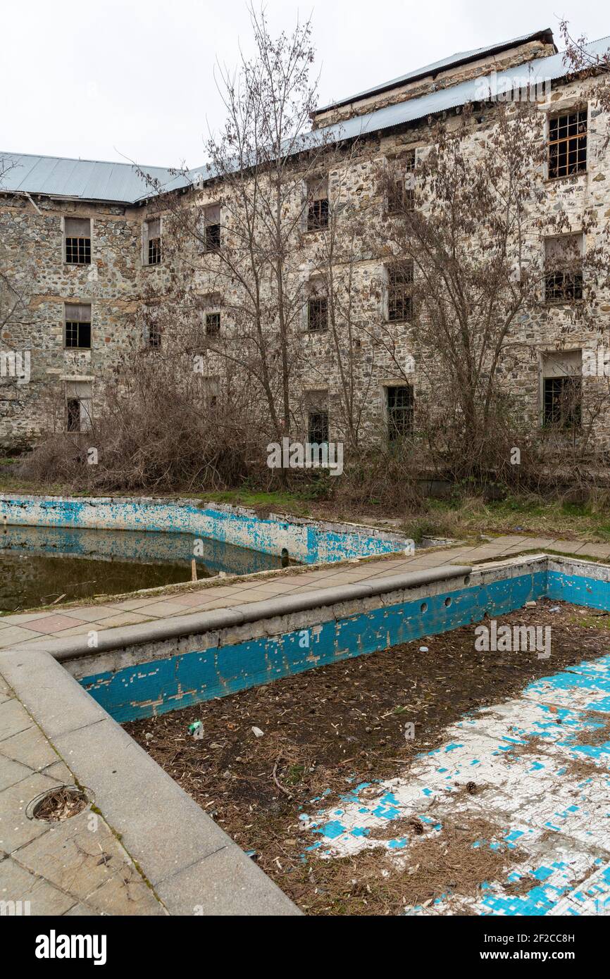 Abandoned ruined swimming pool hi-res stock photography and images - Alamy