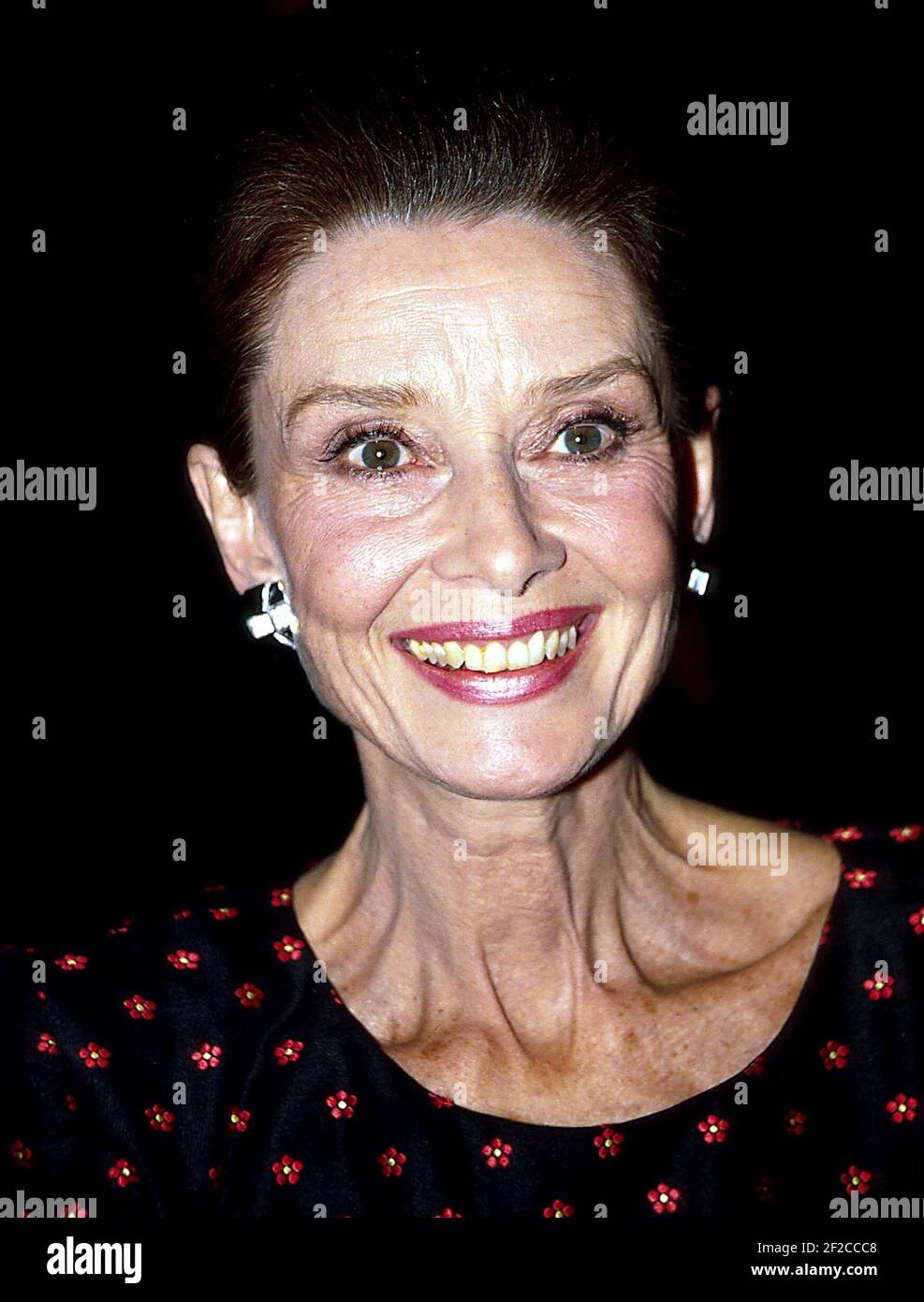 Audrey hepburn 1989 hi-res stock photography and images - Alamy