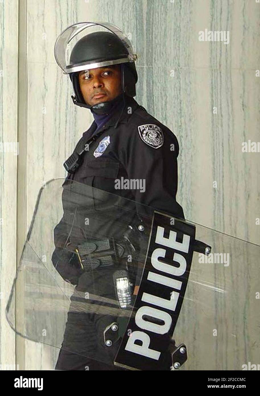 Police officer in riot gear Stock Photo - Alamy