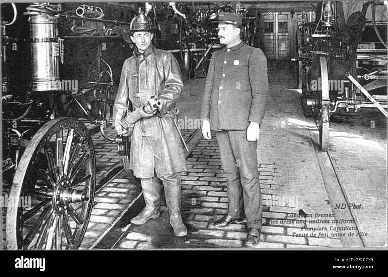 Pompiers canadiens. Tenue de feu, tenue de ville Stock Photo - Alamy