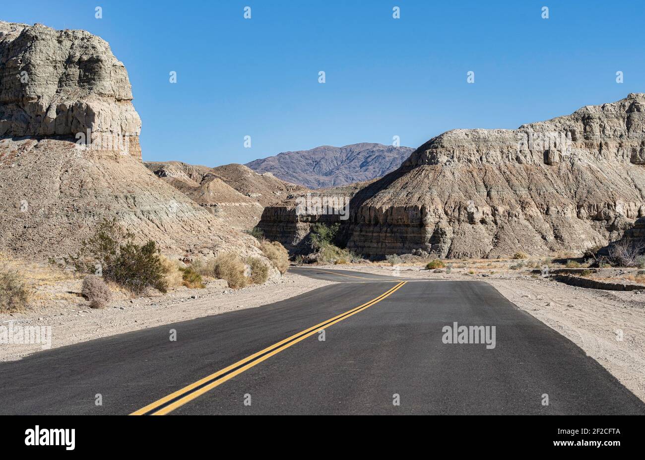 Deserted road hi-res stock photography and images - Alamy