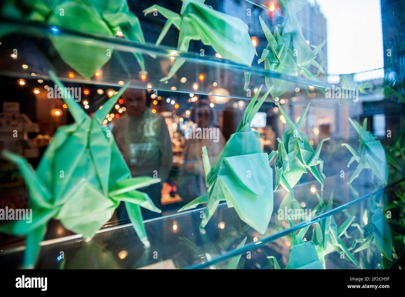 Paper folding hi-res stock photography and images - Alamy