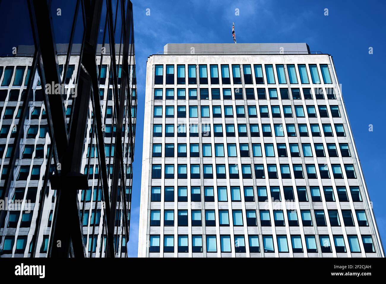 Tall shiny building hi-res stock photography and images - Alamy