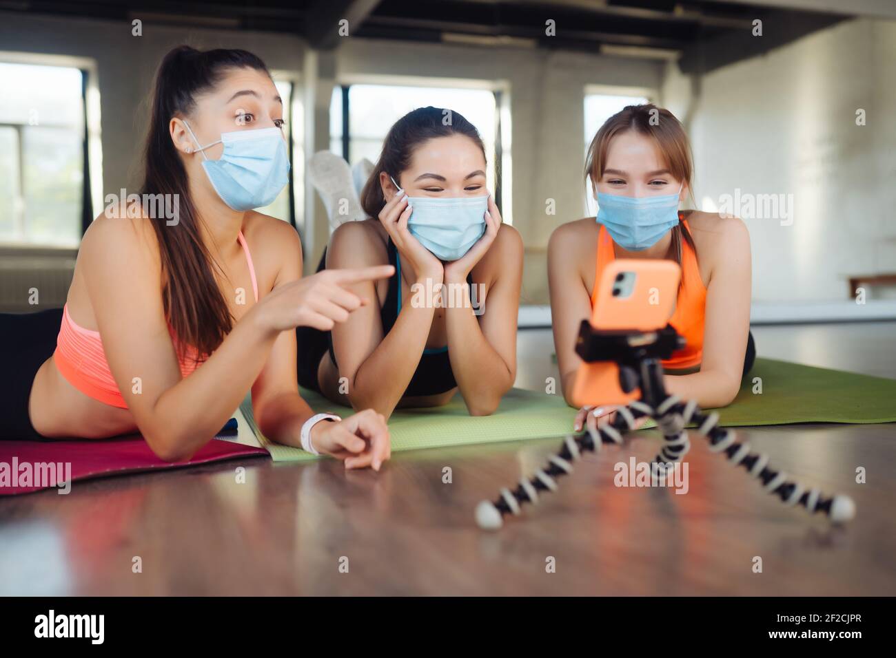 Young girls closely follow the teacher online Stock Photo - Alamy