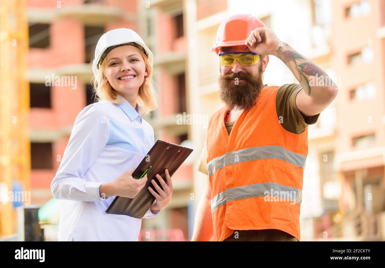 Construction industry. Foreman established supply of building materials ...