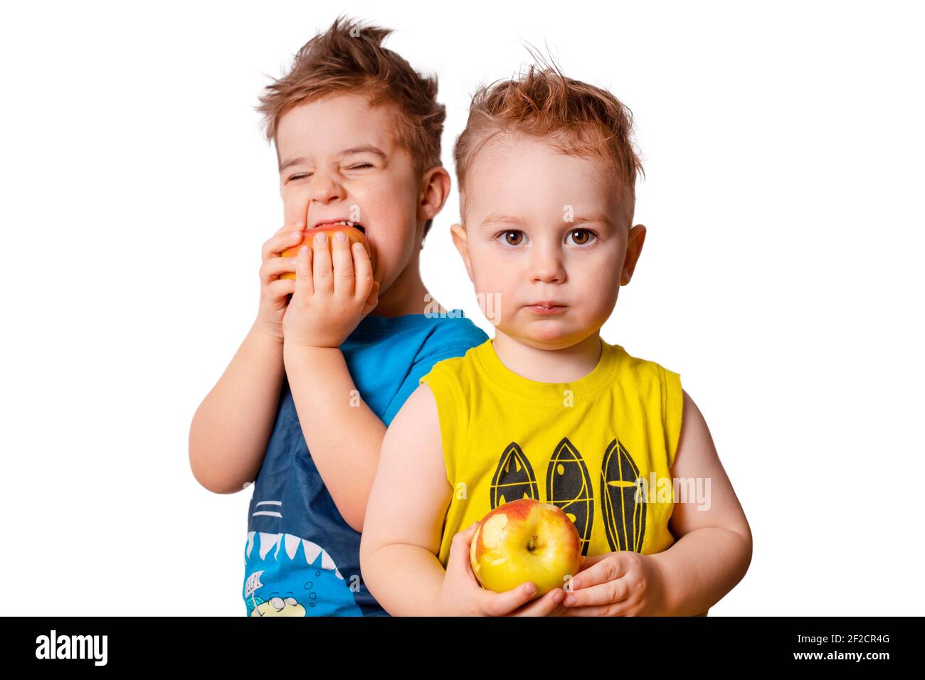 Two children eating apples hi-res stock photography and images - Alamy