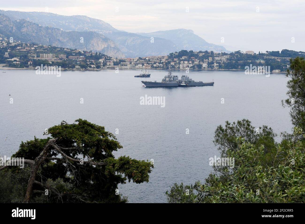 Port side view of USS Carney (DDG-64) entering Villefranche-sur-Mer ...