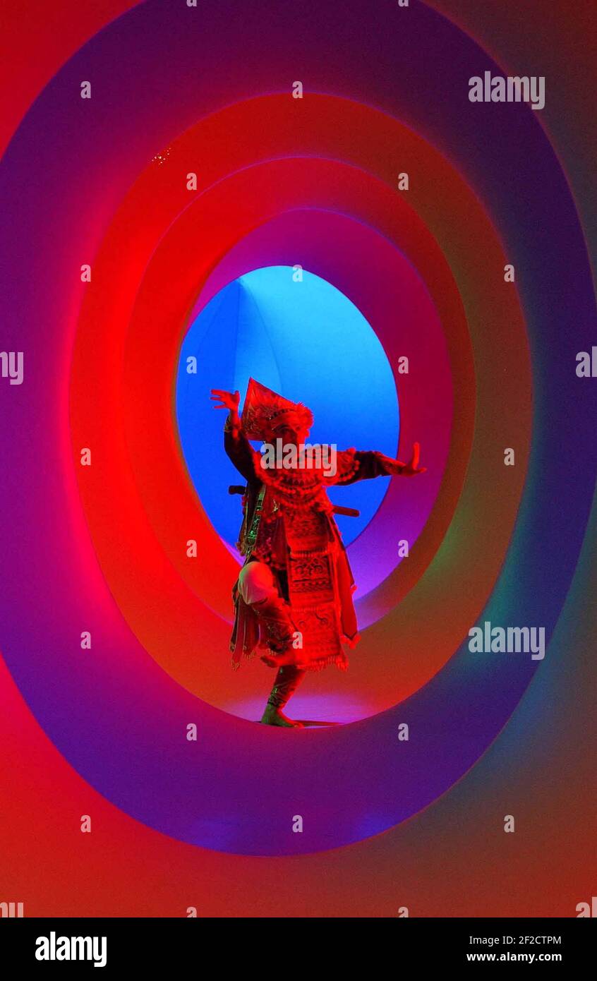 BALINESE DANCER NI MADE PUJAWATI ERHEARSES IN COLOURSCAPE ON CLAPHAM ...