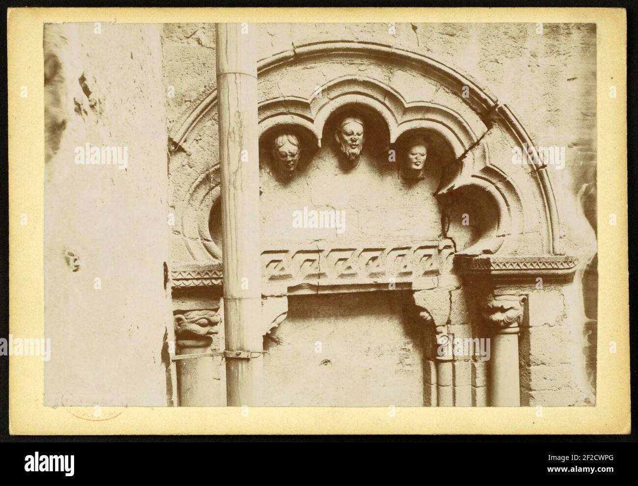 Maison de portail hi-res stock photography and images - Alamy