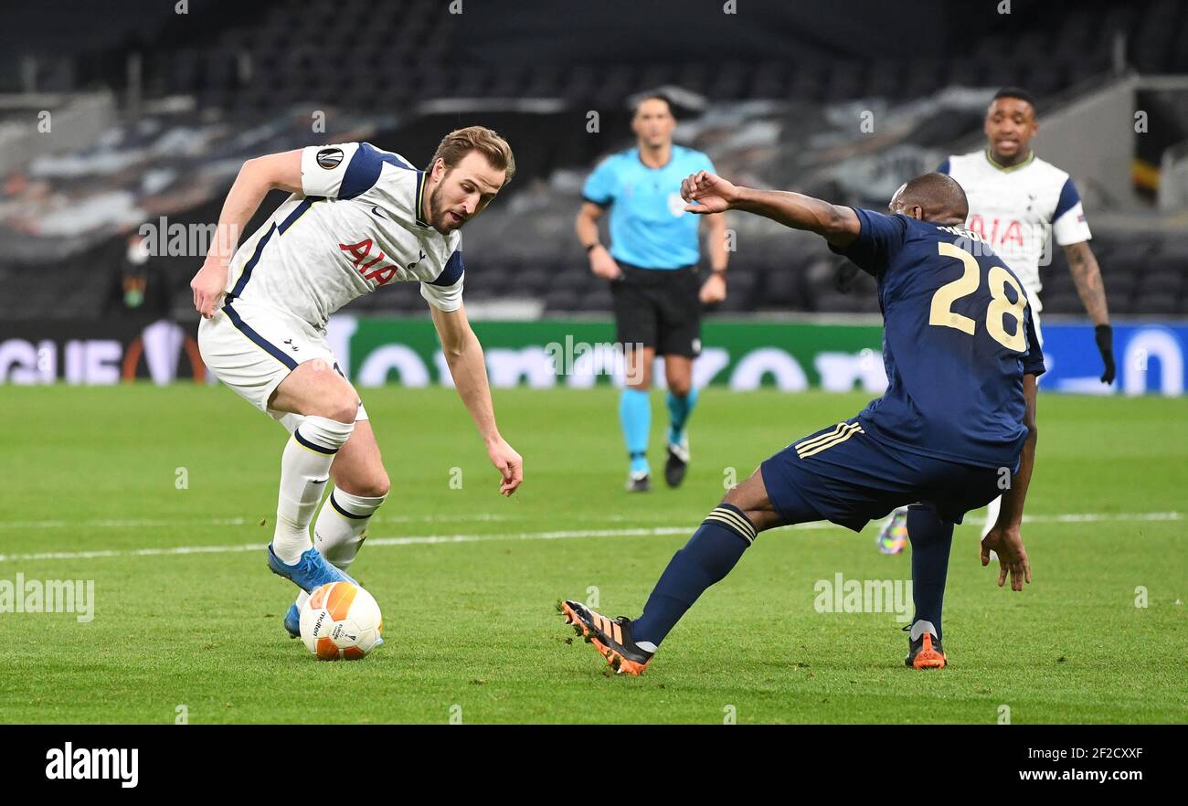 Tottenham Hotspur's Harry Kane (left) evades Dinamo Zagreb's Kevin ...