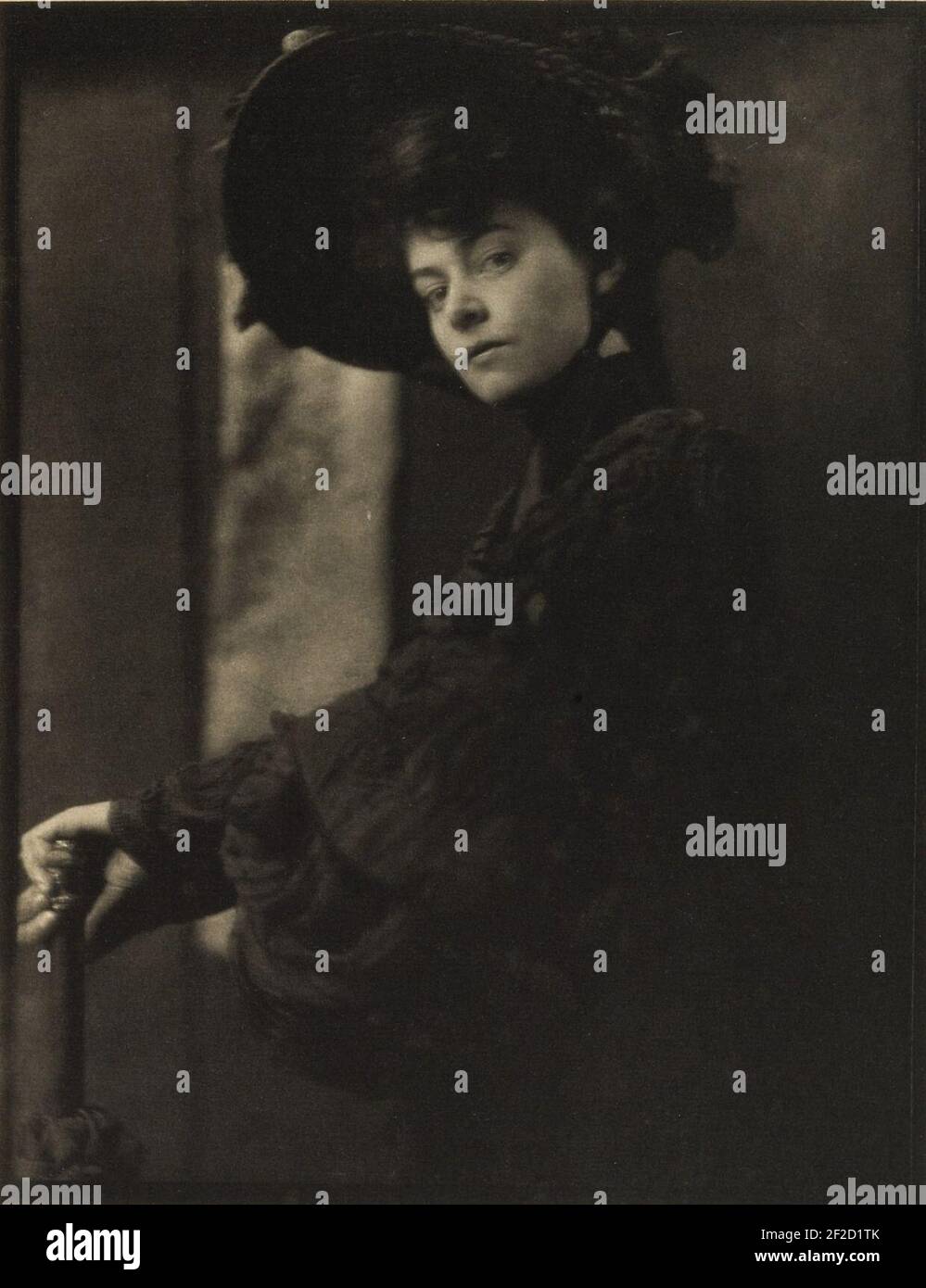 Portrait – Miss Minnie Ashley. Gertrude Käsebier Camera Work 10 Stock ...