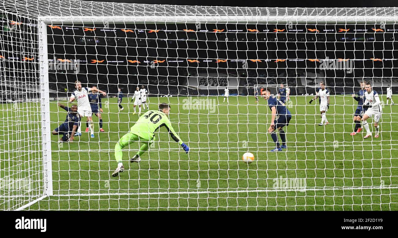 Tottenham Hotspur's Harry Kane (left) scores their side's second goal ...