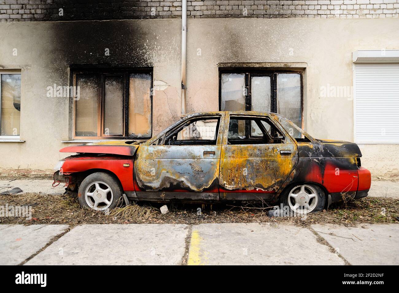 Burnt red car after fire accident side view Stock Photo - Alamy