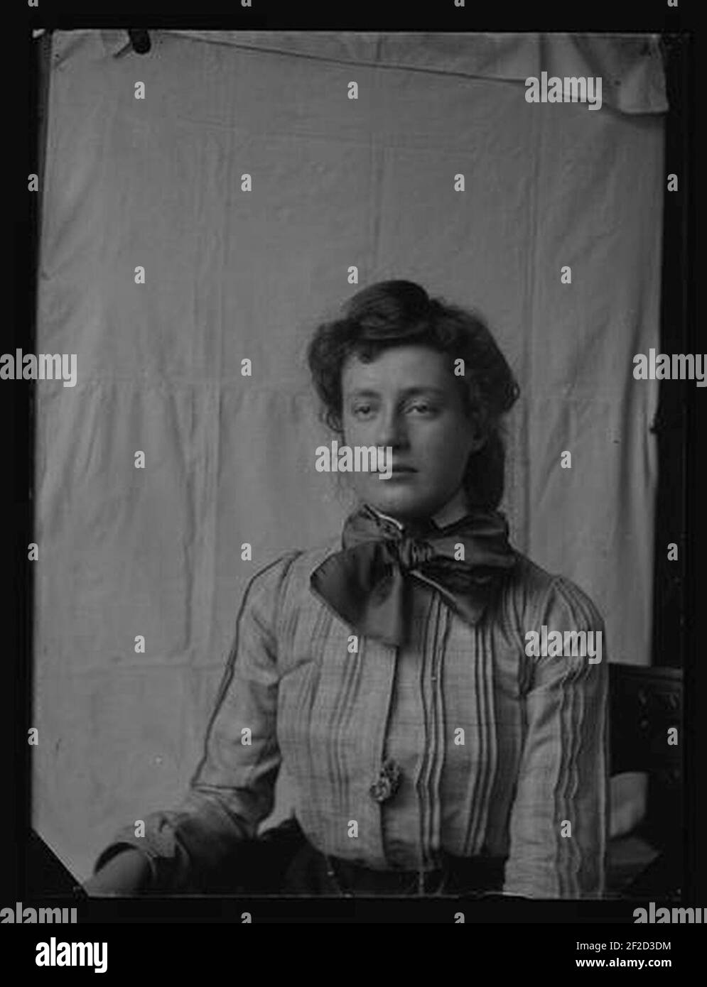 Portrait de femme en buste hi-res stock photography and images - Alamy