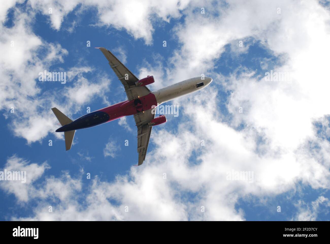Airplain on sky hi-res stock photography and images - Alamy