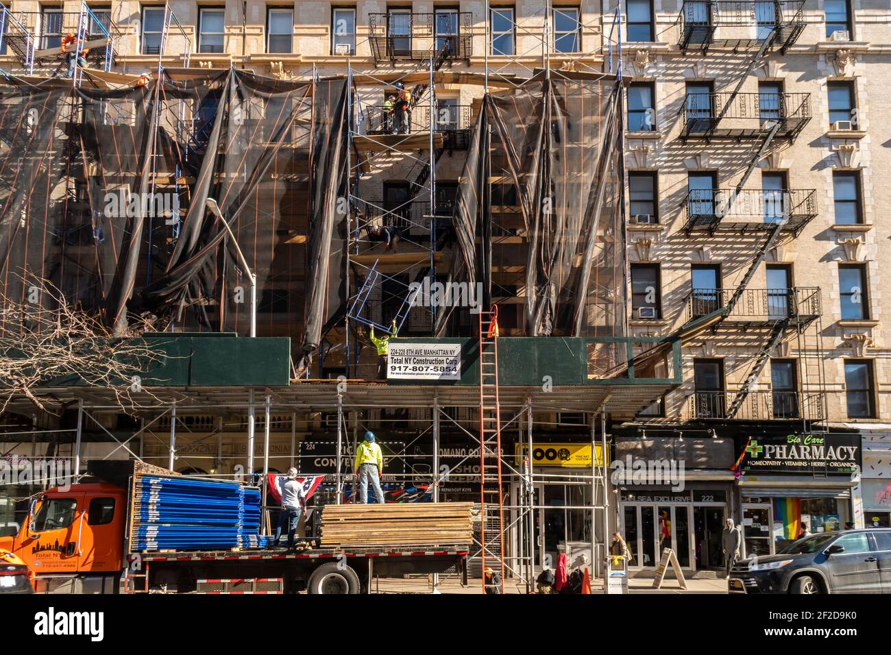 Workers assemble scaffold hi-res stock photography and images - Alamy