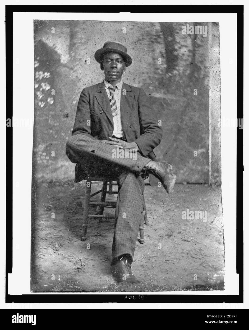 African man seated Black and White Stock Photos & Images - Alamy