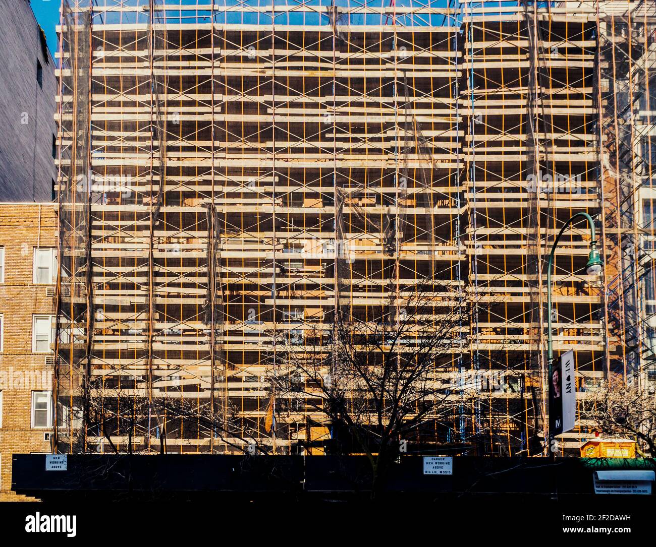 New york building scaffolding hi-res stock photography and images - Alamy