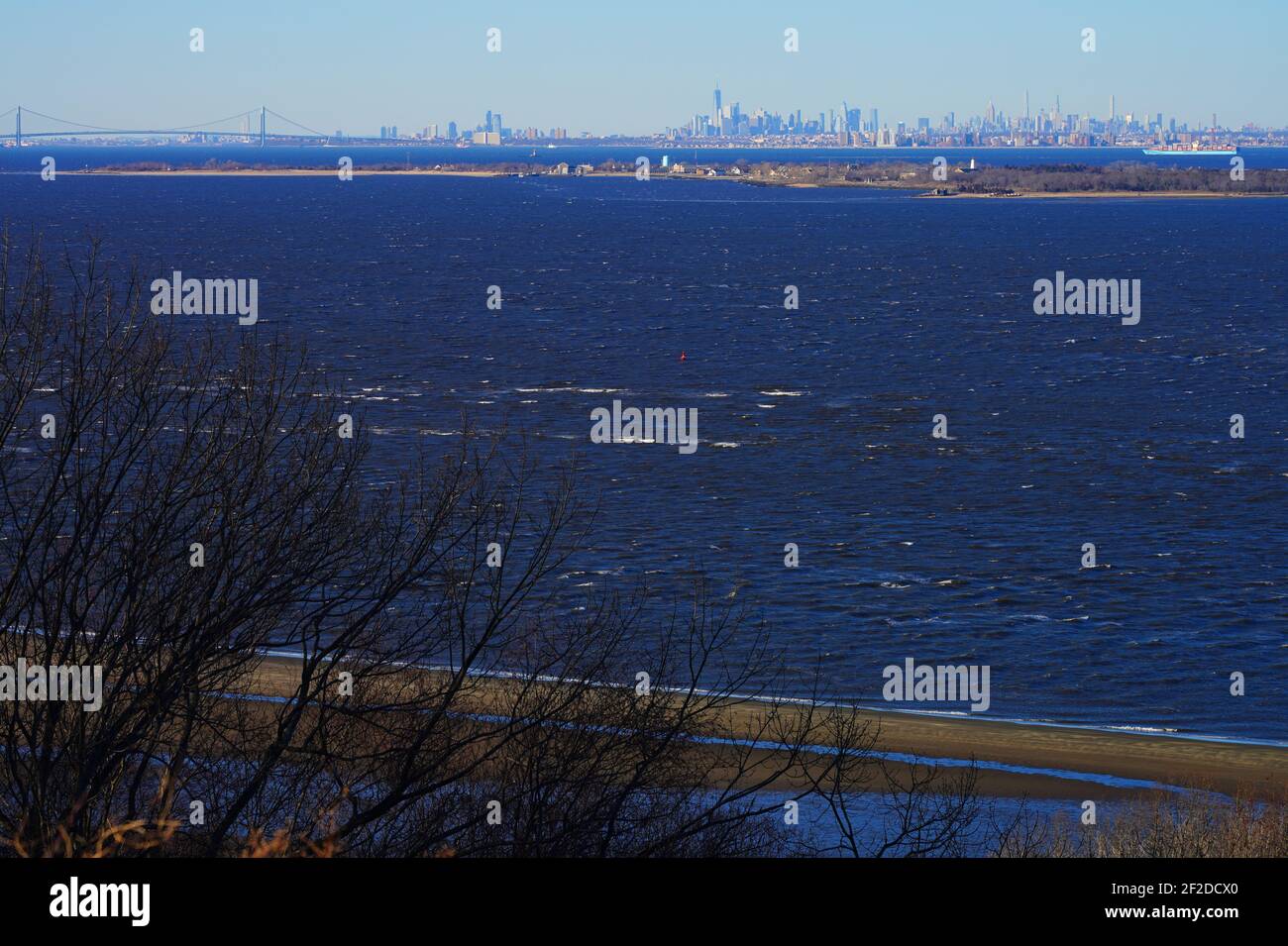 Ship transporting containers hi-res stock photography and images - Alamy
