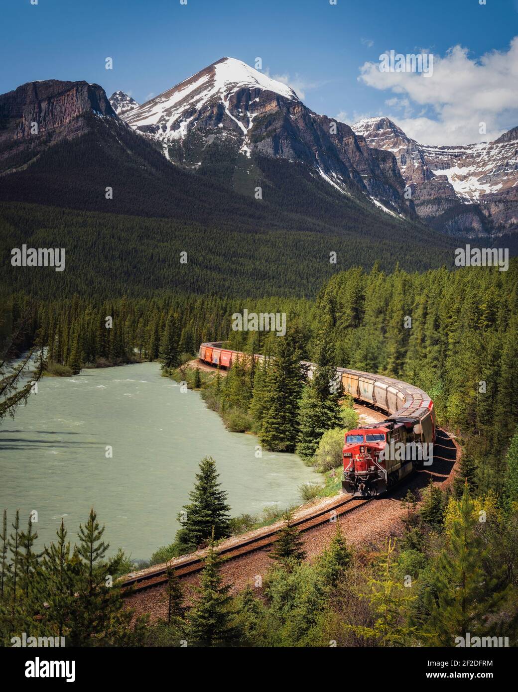 The Canadian Pacific Railway train thunders around Morant's Curve in Banff National Park Stock ...