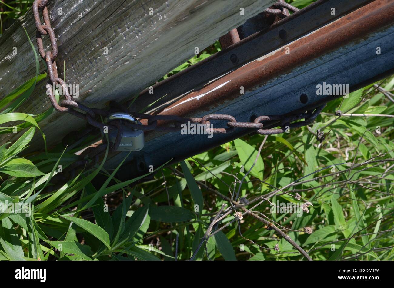 Farm gate padlock and chain hi-res stock photography and images - Alamy