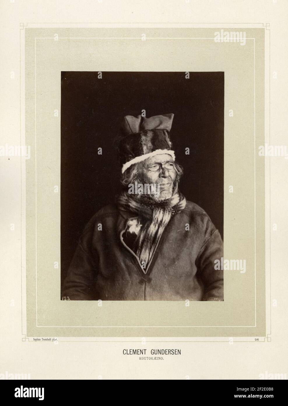 Portrett av Clement Gundersen i kofte og samelue Stock Photo - Alamy