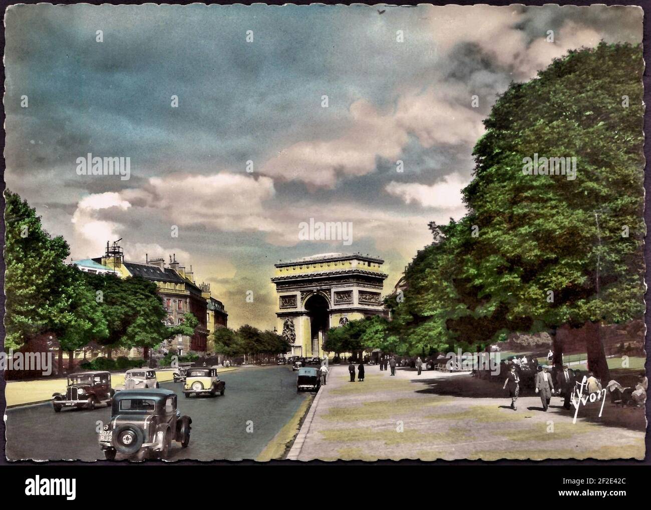 Paris 1930s hi-res stock photography and images - Alamy