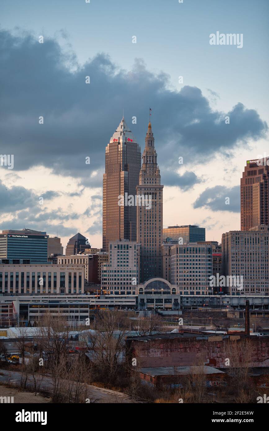 cleveland ohio skyline at sunset Stock Photo - Alamy