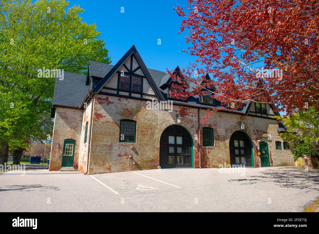 Wallace Hall is a Gilded Age mansion in Bellevue Avenue Historic ...