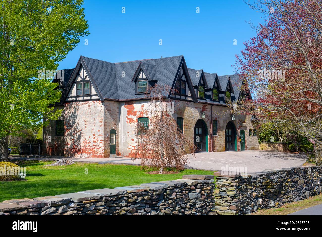 Wallace Hall is a Gilded Age mansion in Bellevue Avenue Historic ...