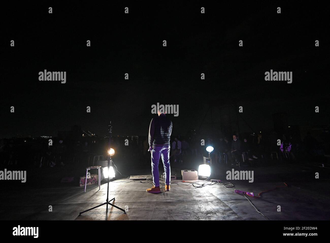 Stand up comedian crowd hi-res stock photography and images - Alamy