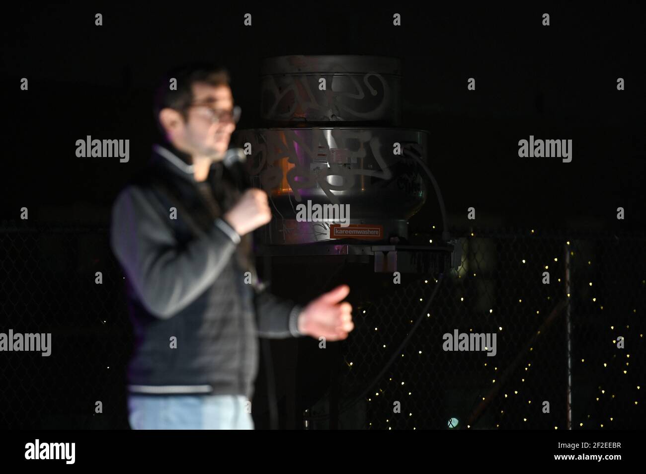 Stand up comedian crowd hi-res stock photography and images - Alamy