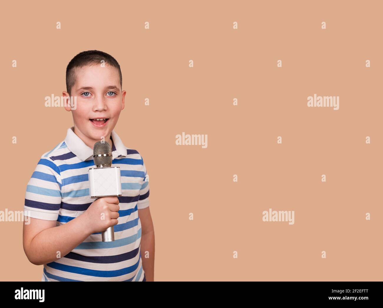 Child stage microphone hi-res stock photography and images - Alamy