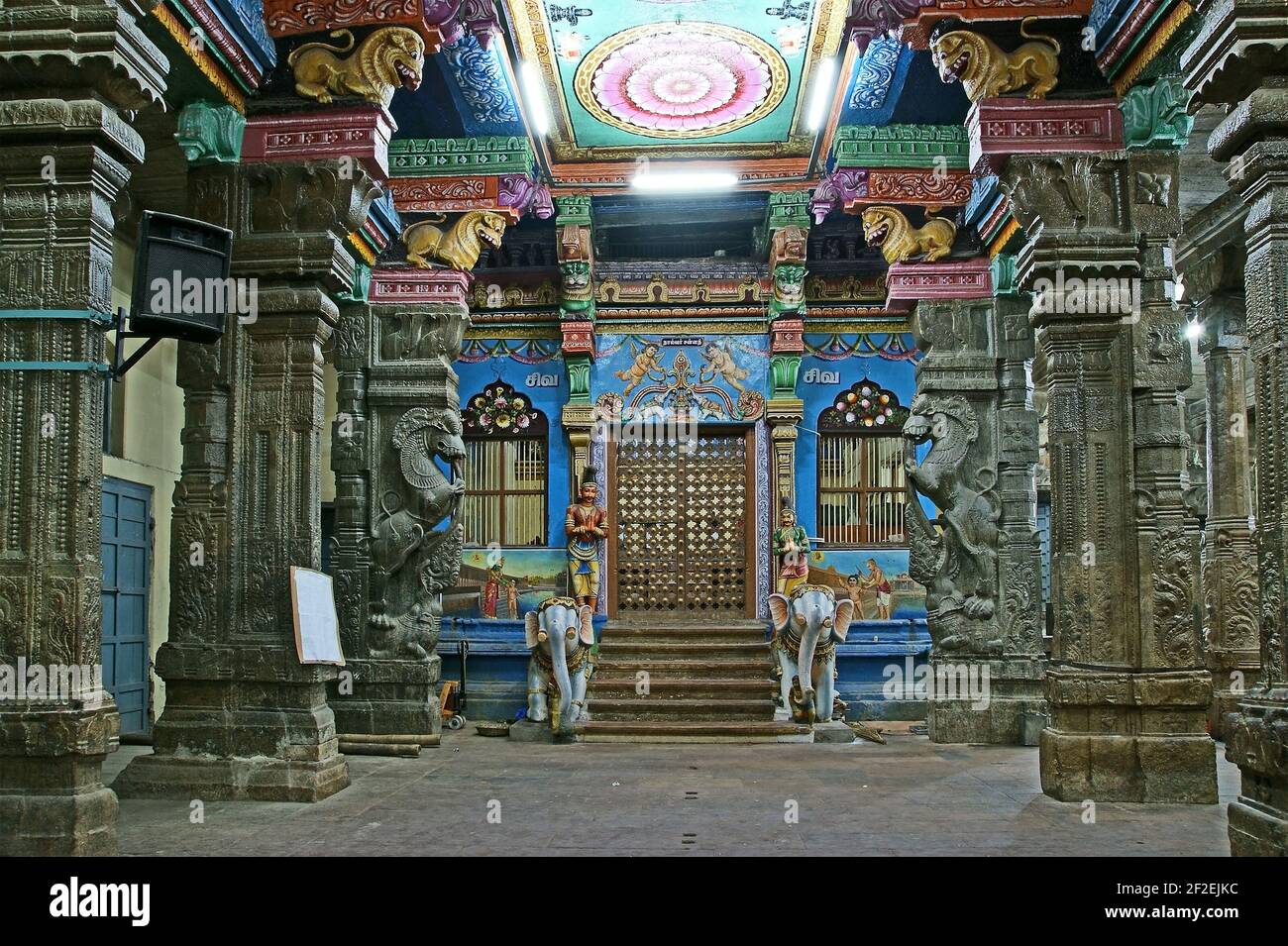 Inside of Meenakshi hindu temple in Madurai, Tamil Nadu, South India ...