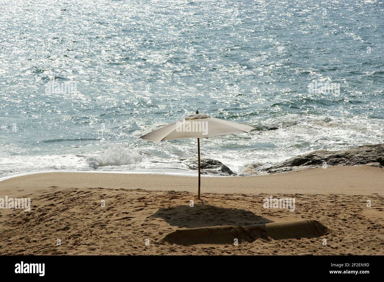 Parasol on a sandy beach. Ocean Stock Photo - Alamy