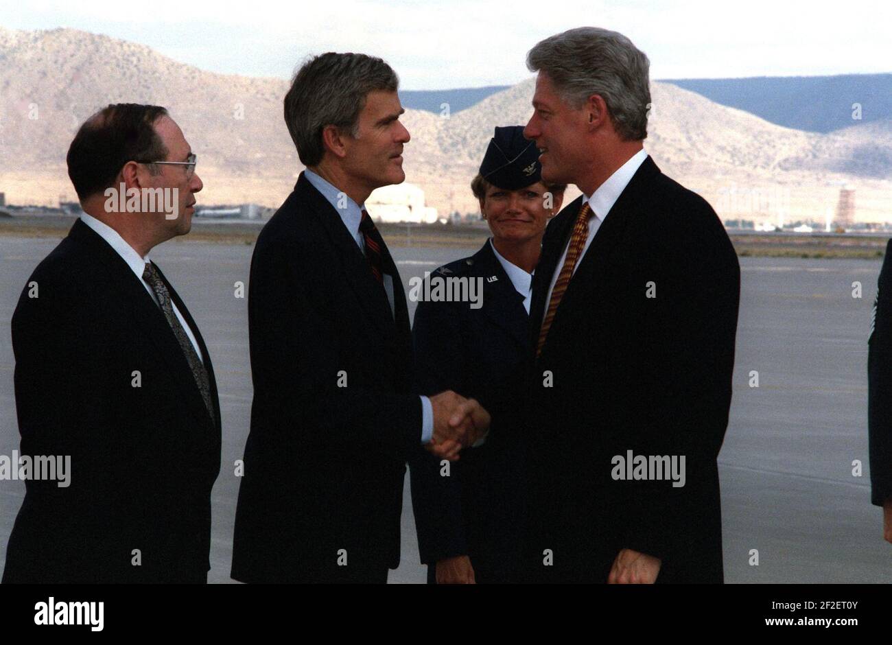 President Bill Clinton greets Steven Schiff and Jeff Bingaman Stock ...